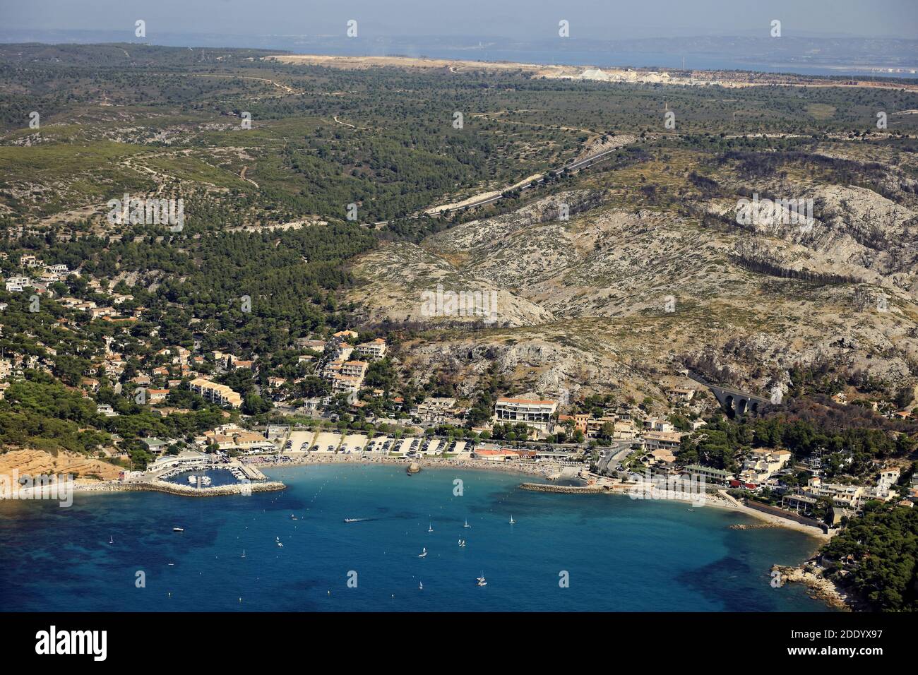 Carry-le-Rouet (sud-est de la France) : vue aérienne de la ville, de ...