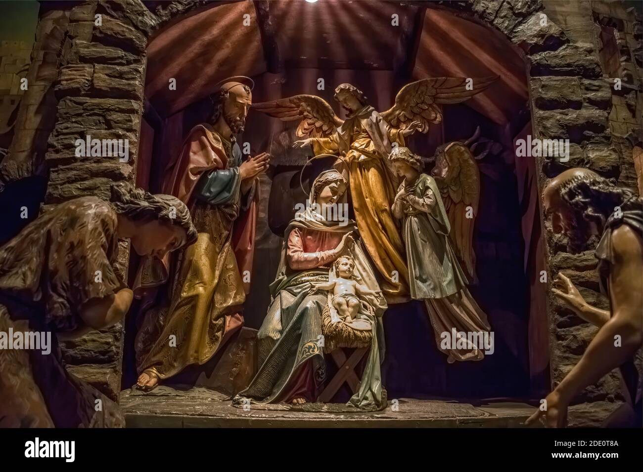 Scène traditionnelle de Noël nativité avec de belles figures en bois ...