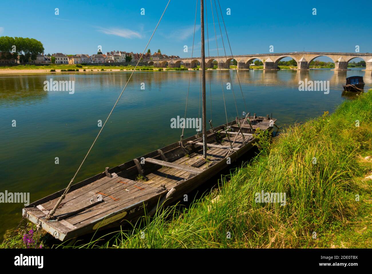 Pont gien loire Banque de photographies et d’images à haute résolution ...