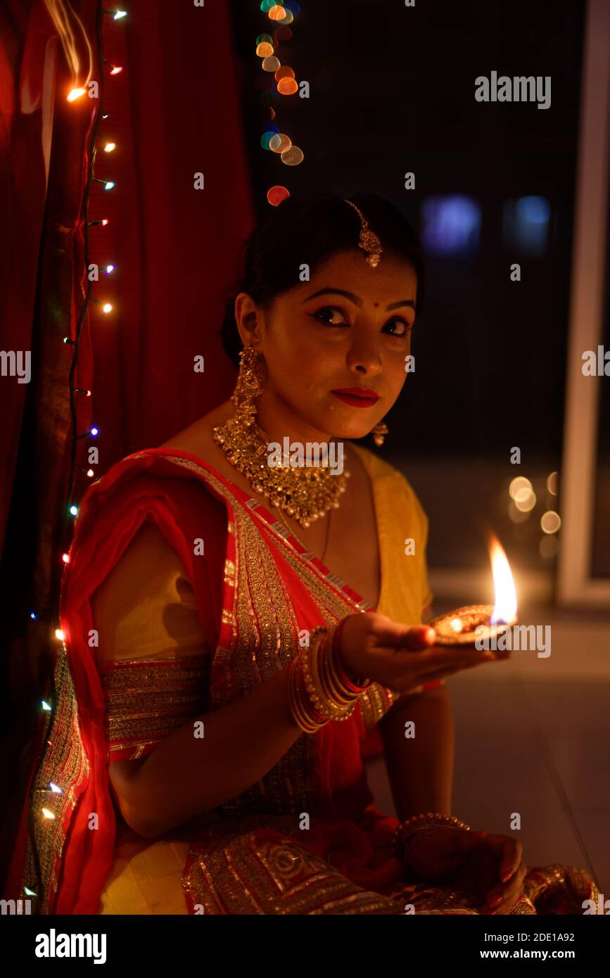 Une jeune et belle femme bengali indienne en robe traditionnelle ...