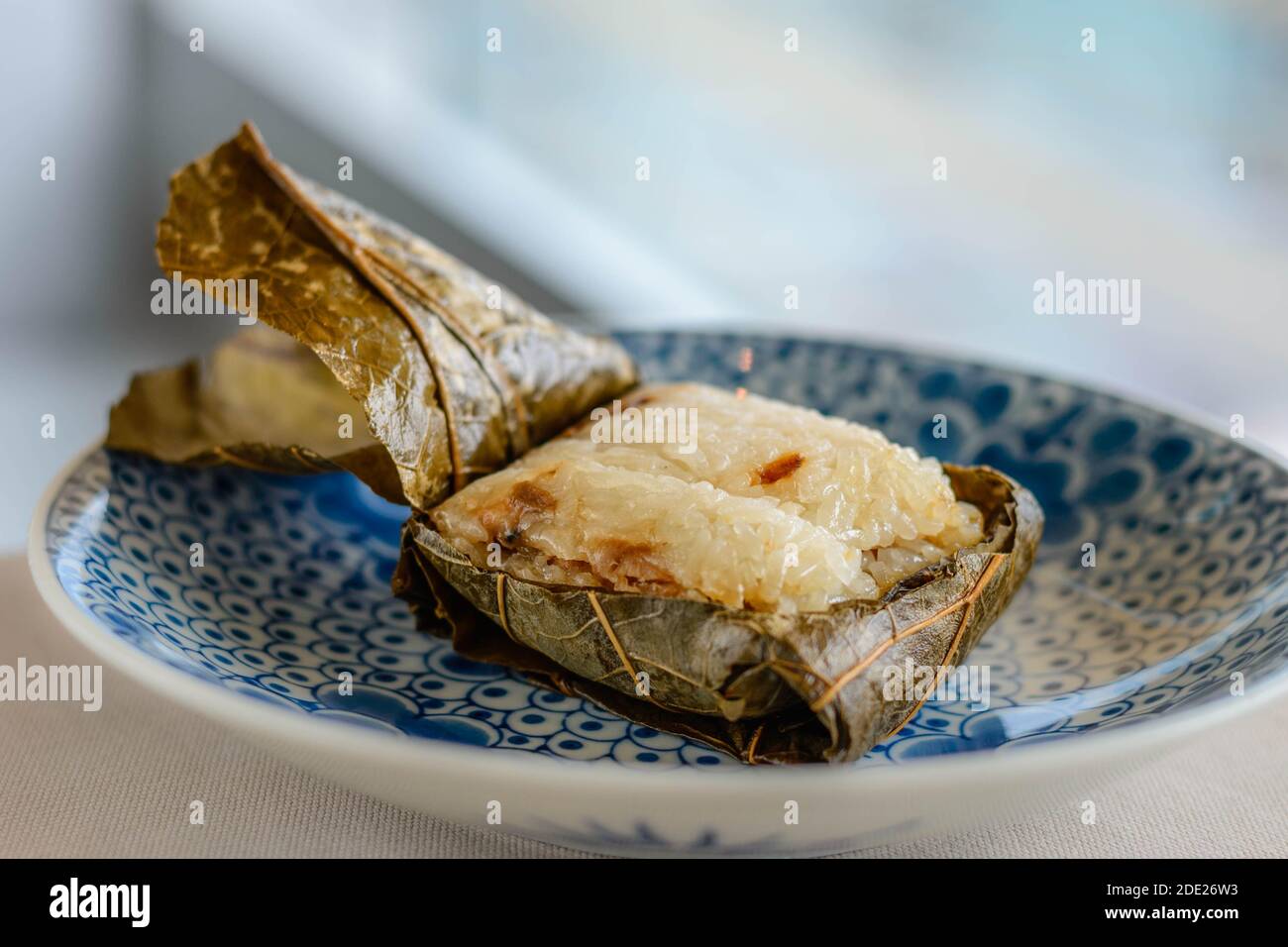 Plat principal de riz gluant aux noix de Saint-Jacques enveloppées de ...