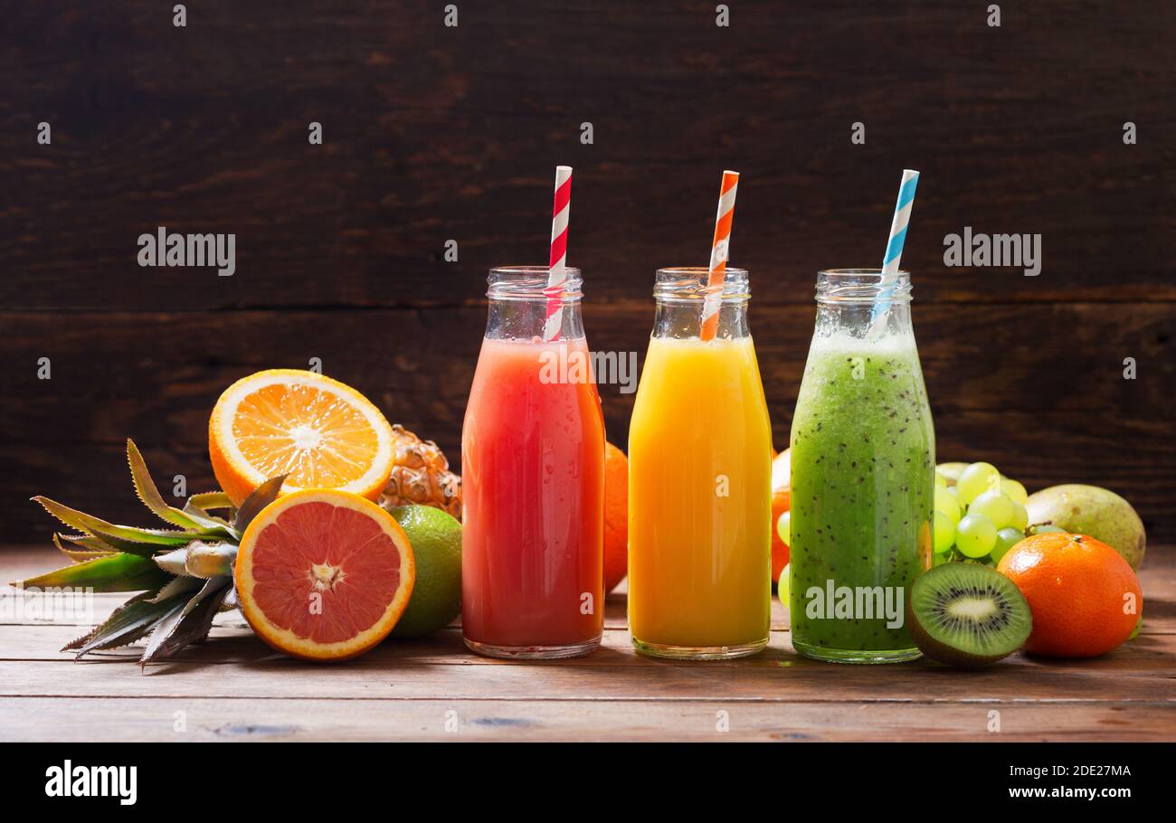 Bouteilles de jus de fruits frais smoothie orange Banque de ...