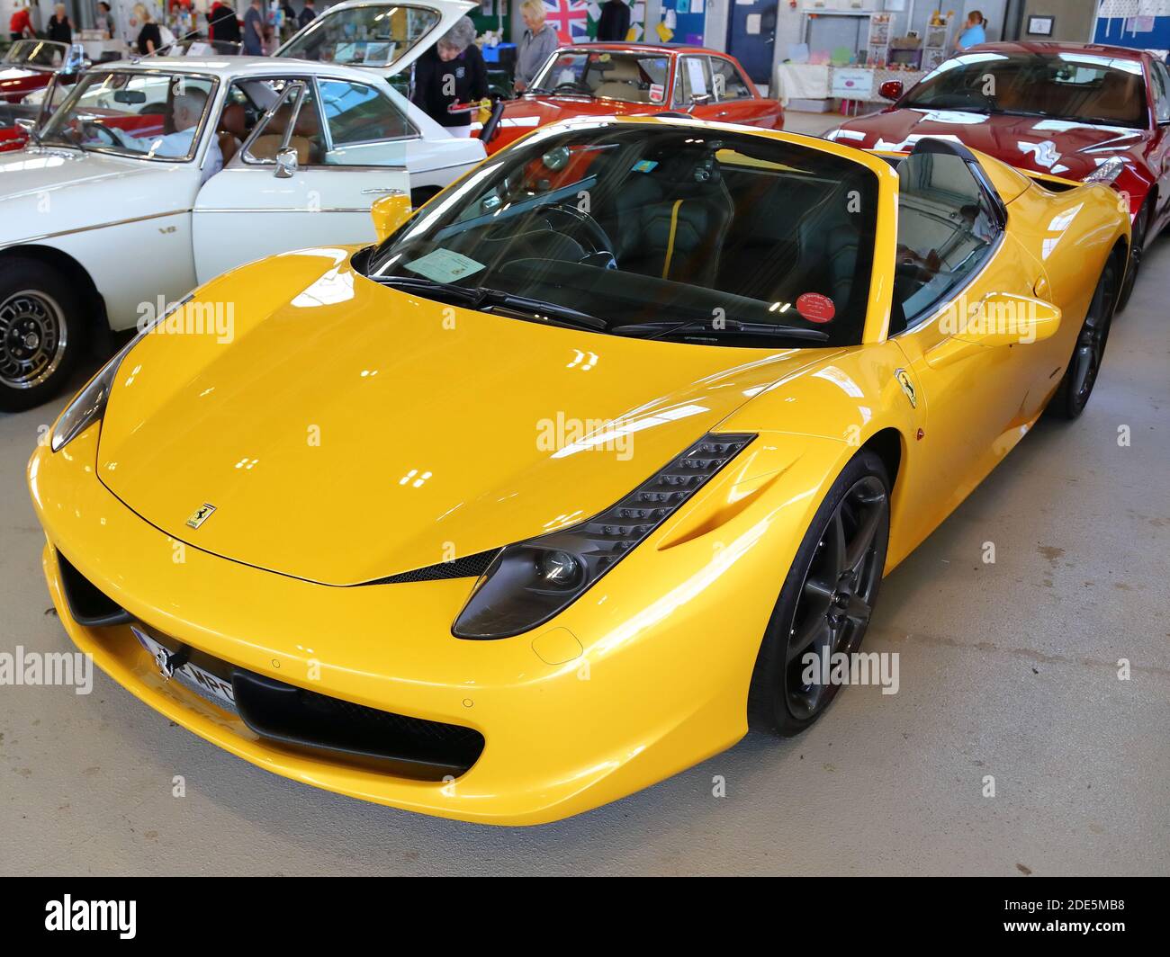 Ferrari jaune Banque de photographies et d’images à haute résolution ...