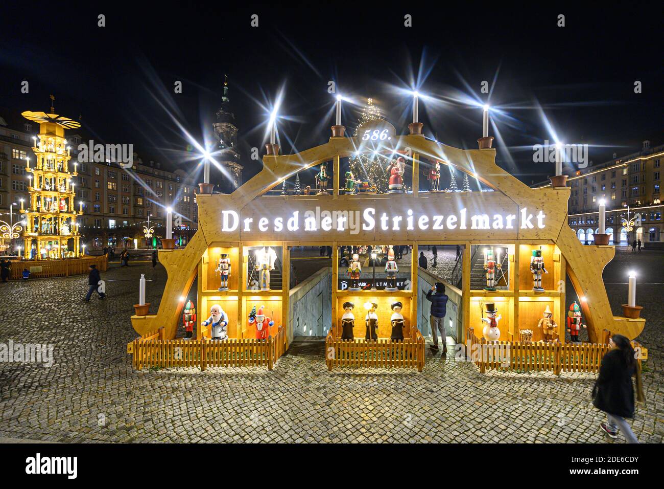 Striezelmarkt christmas market on the a Banque de photographies et d ...