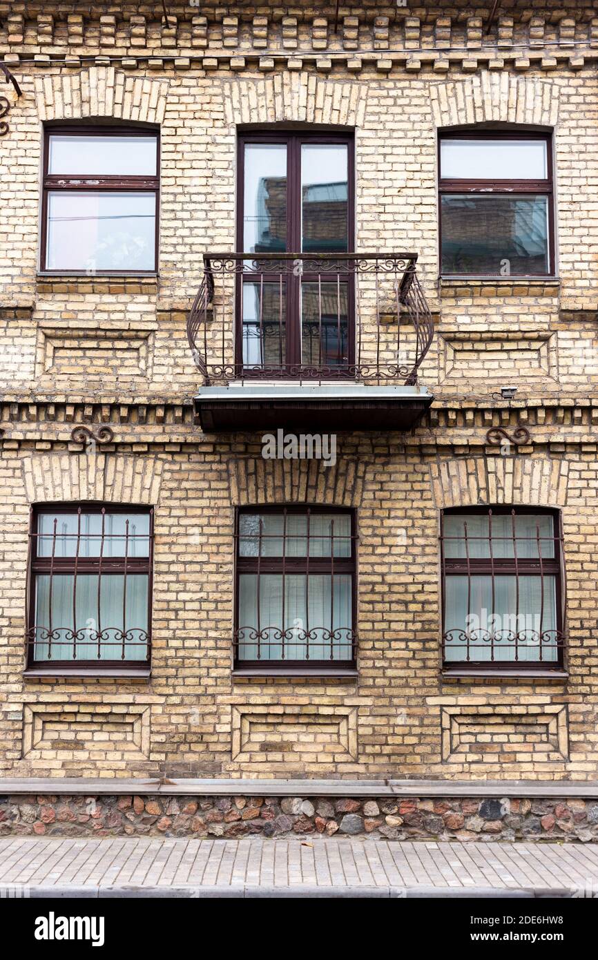 Balcon façade maison brique rouge Banque de photographies et d’images à ...