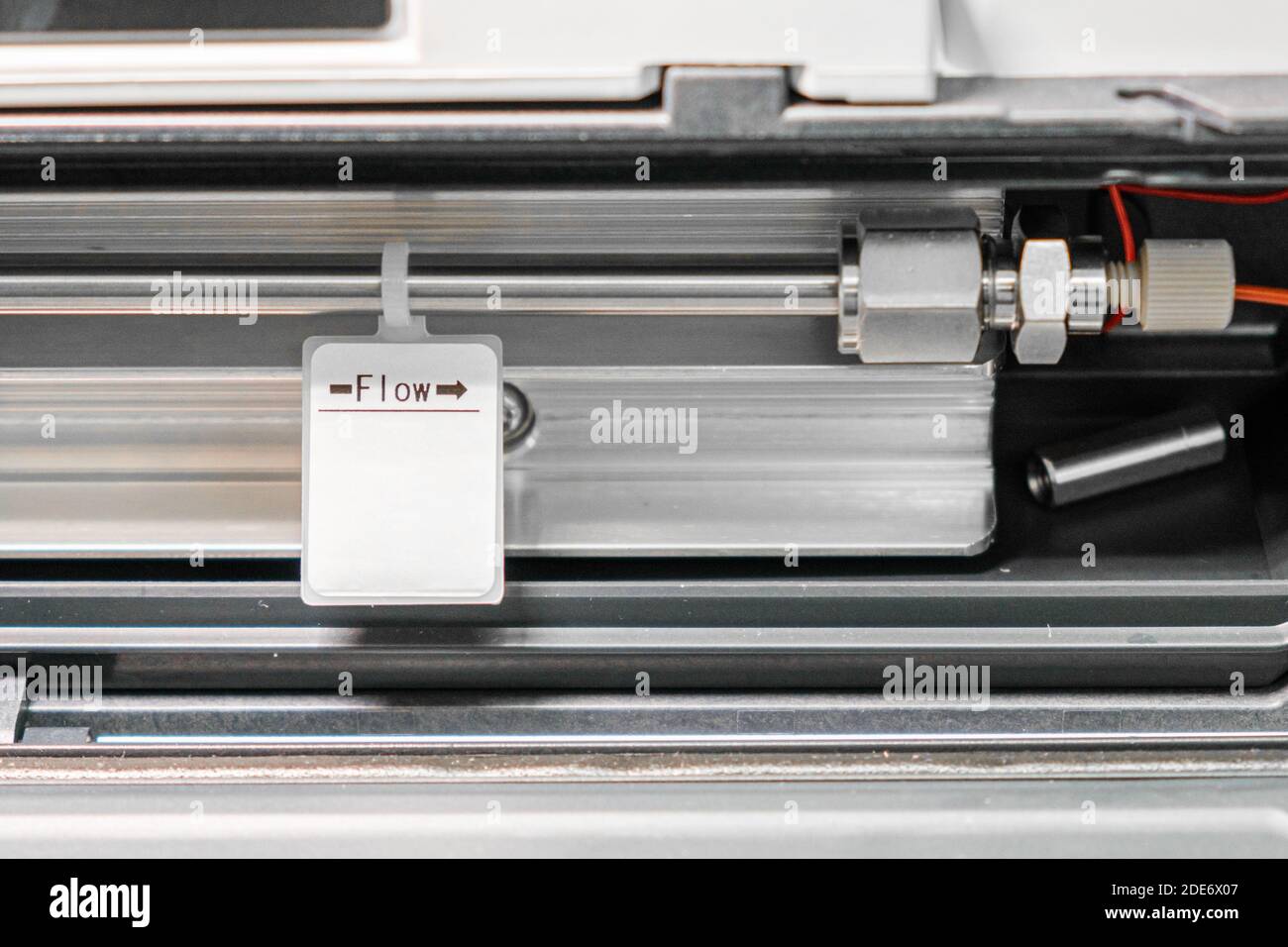 Colonne connectée au système HPLC en état de termostate. Système HPLC ...