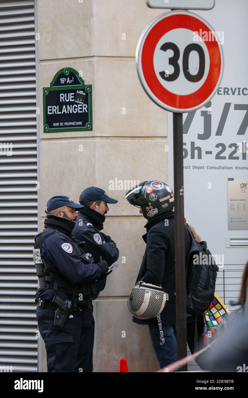 Residents D Un Immeuble A Paris Banque De Photographies Et Dimages à