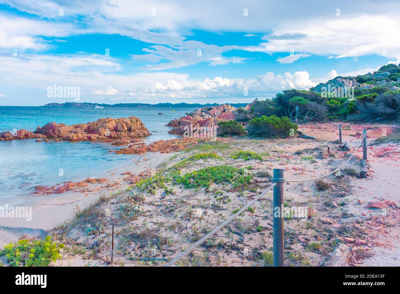 Incroyable plage de sable rose dans l'île de Budelli, l'archipel de ...