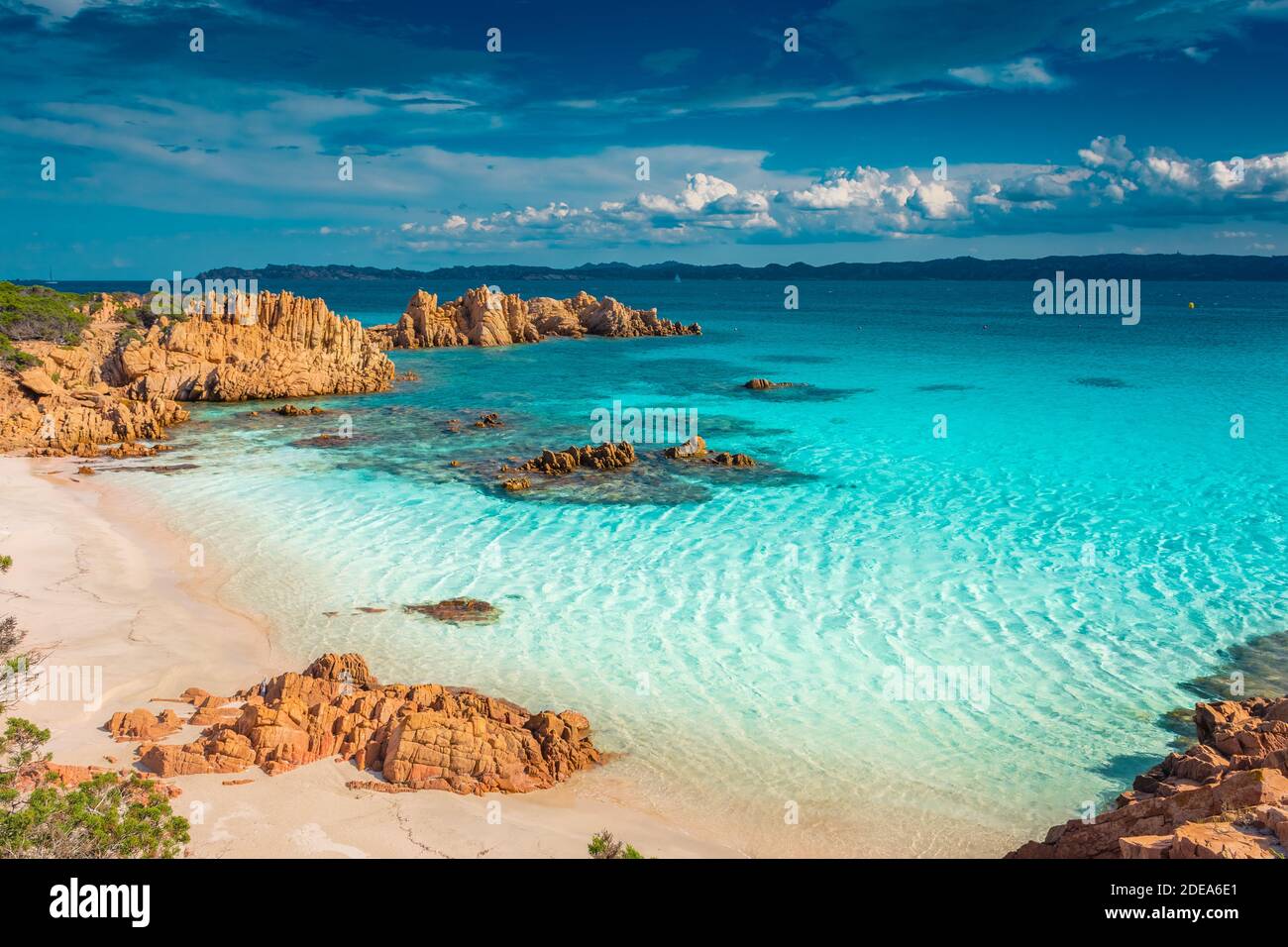 Incroyable plage de sable rose dans l'île de Budelli, l'archipel de ...