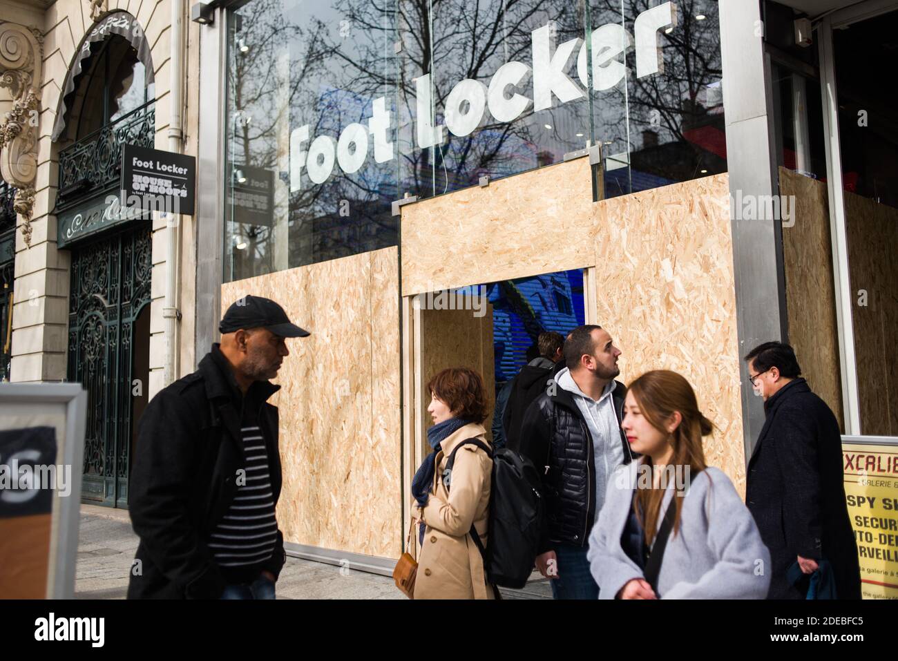 Foot locker champs elysées Banque de photographies et d’images à haute ...