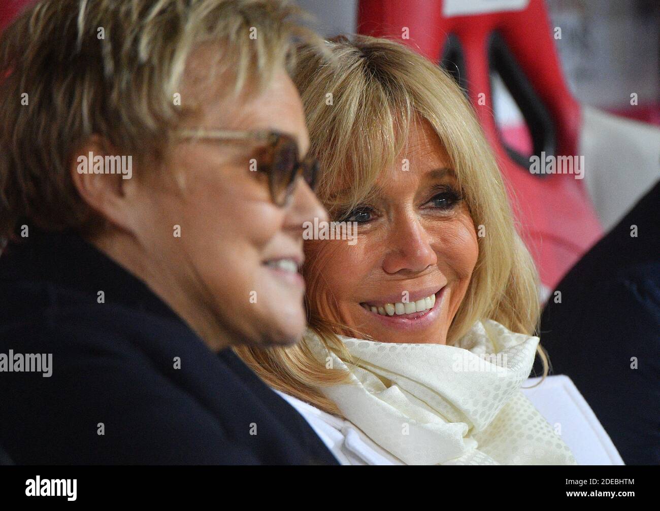 La première dame Brigitte Macron et l'actrice Muriel Robin sont vues ...