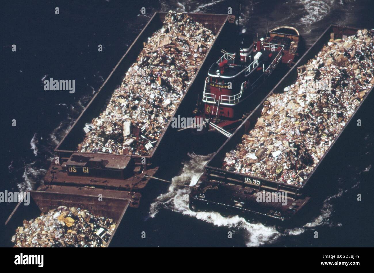 Photo des années 1970 - (1973) - partie des 26 000 tonnes de déchets ...