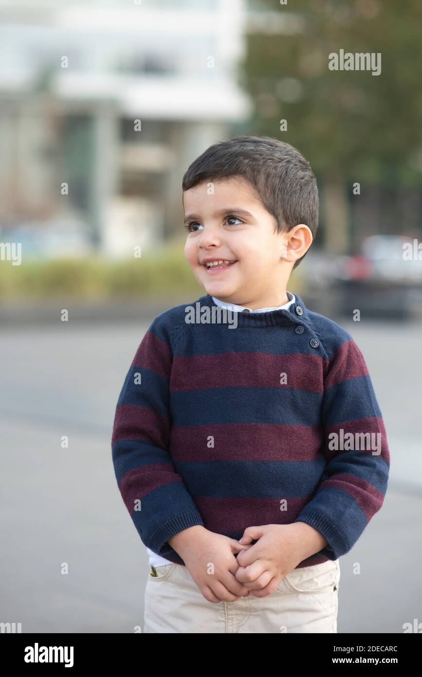 Garçon 3 ans debout Banque de photographies et d’images à haute ...