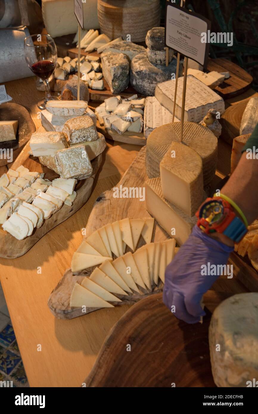 Assortiment de fromages produits laitiers de chèvre, de mouton et de ...