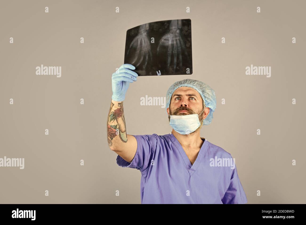 Chirurgie et concept médical. L'homme regarde roentgen. Radiologiste ...