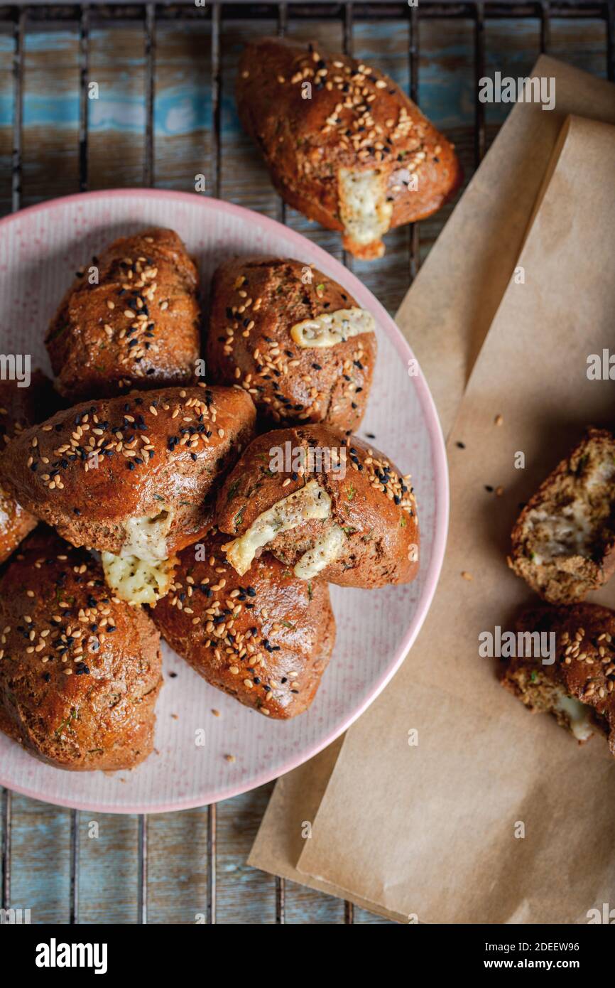 Pâtisseries maison avec graines de sésame. Pogaca turc (pâtisserie ...