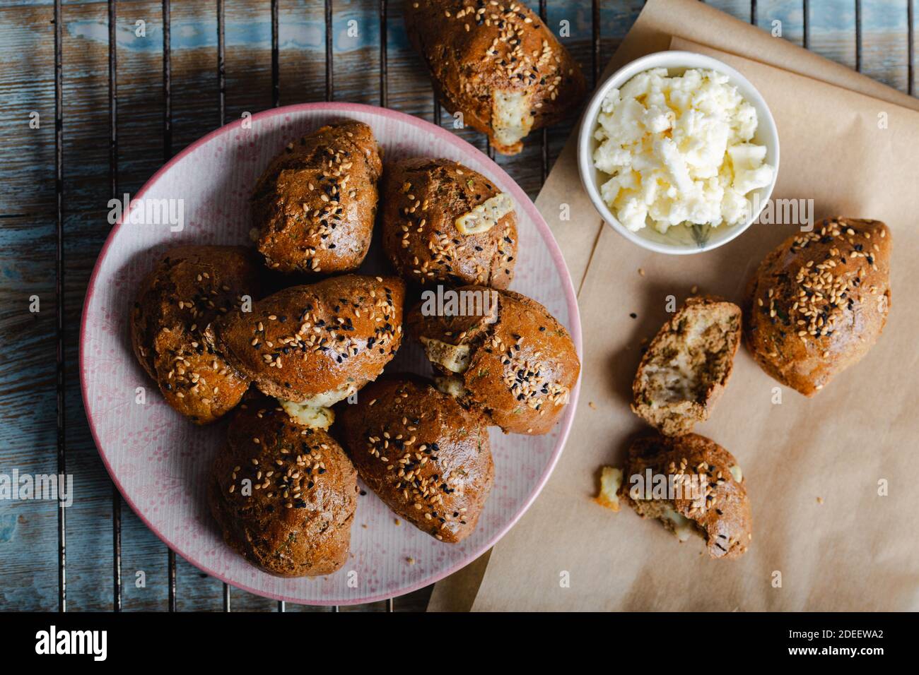 Pâtisseries maison avec graines de sésame. Pogaca turc (pâtisserie ...