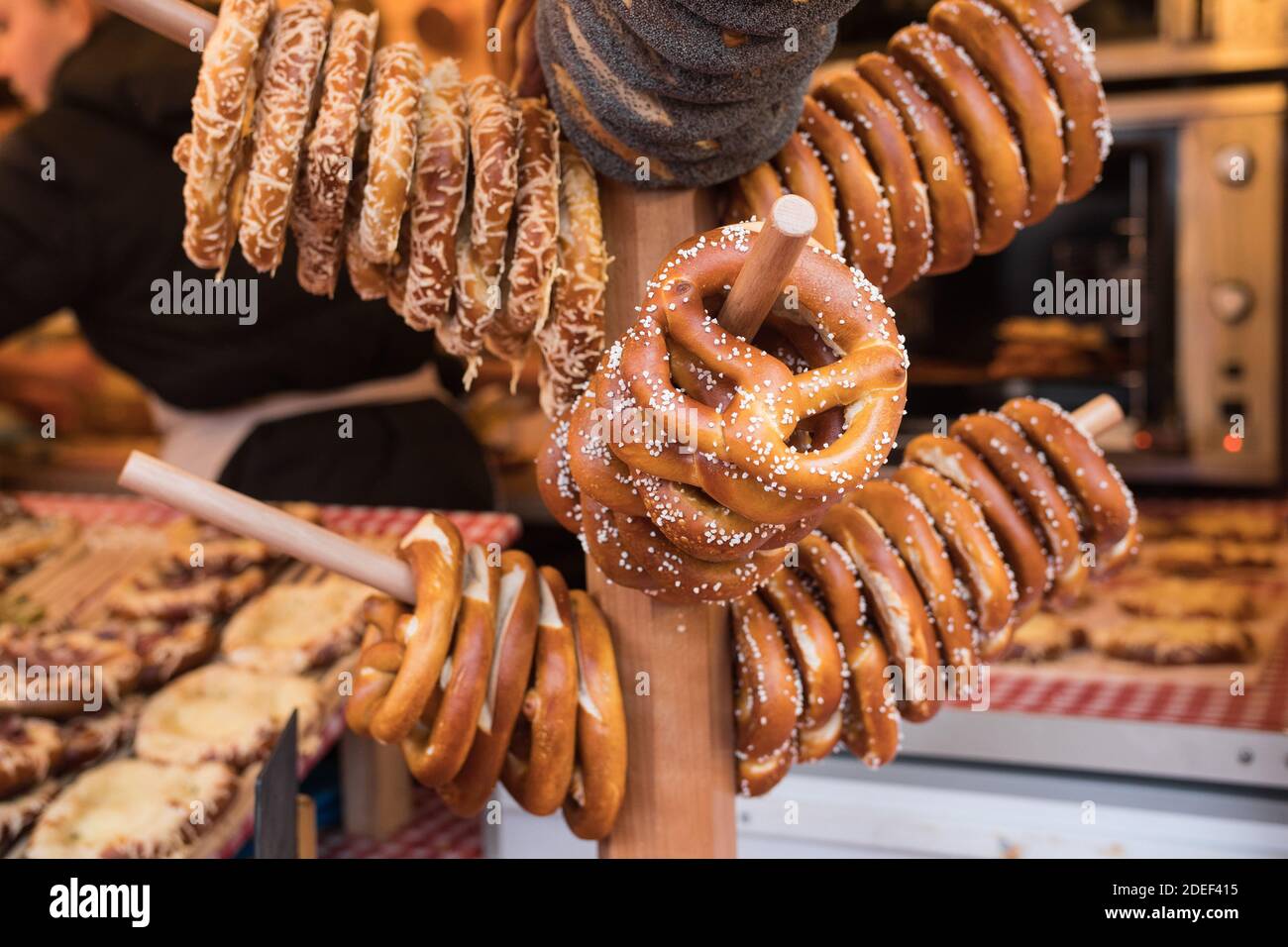 Bretzel pendu Banque de photographies et d’images à haute résolution - Alamy