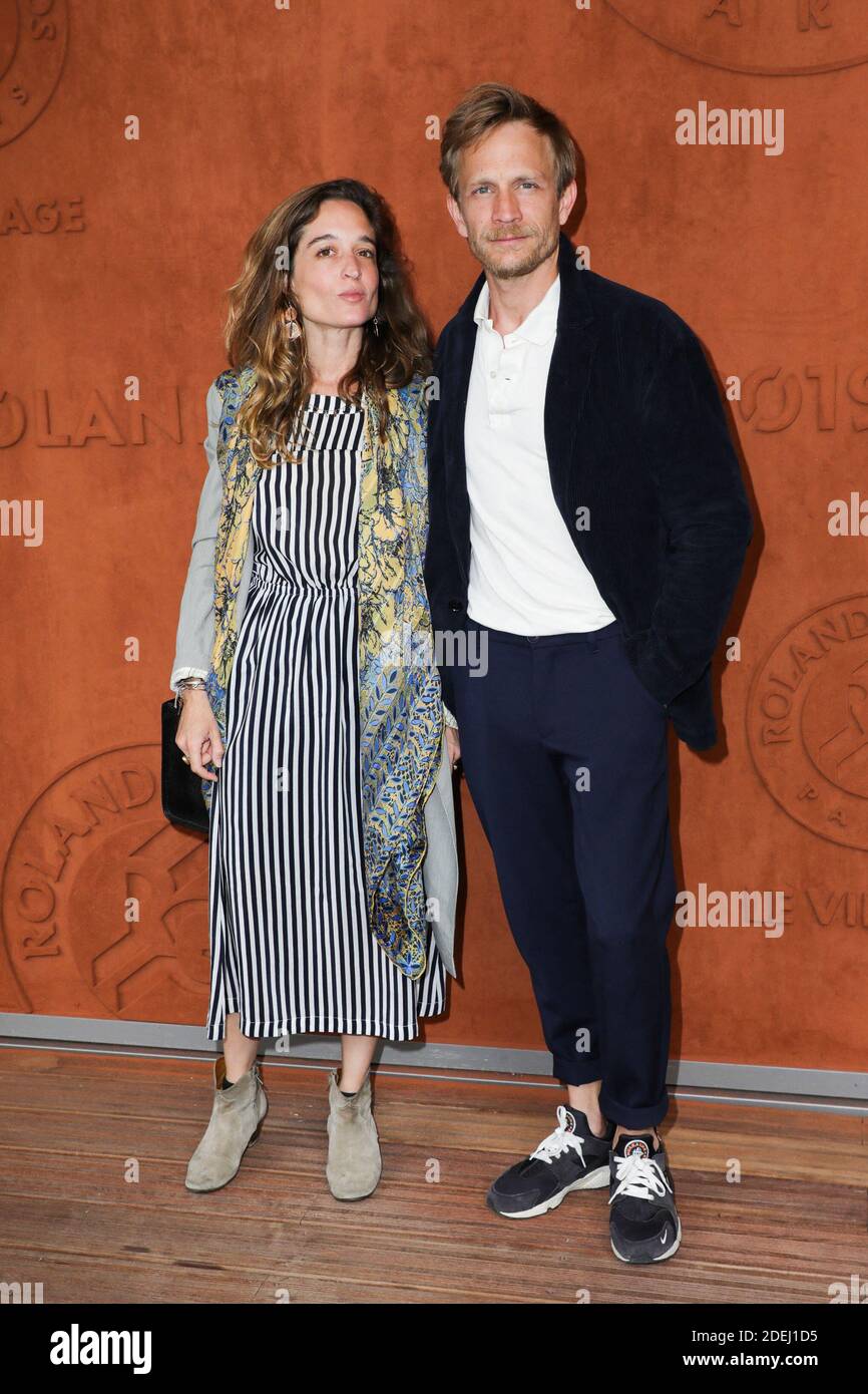 Jeremie Renier et Helene Helinck dans Village pendant le tennis ...