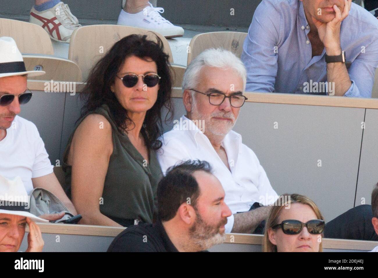 Pascal Praud et la femme Cathy se sont debout lors de l'Open de tennis ...
