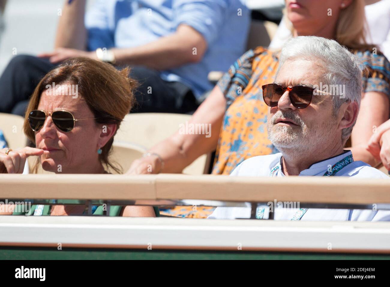 Pascal Praud et la femme Cathy se sont debout lors de l'Open de tennis ...