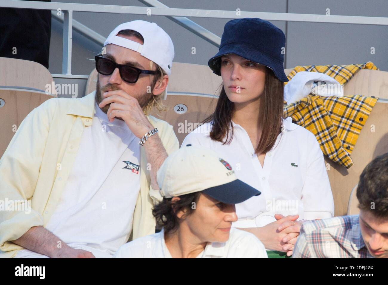 Lola le Lann et son petit ami dans des stands lors de l'Open de tennis ...