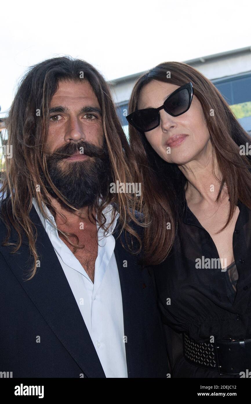 Nicolas Lefebvre et Monica Bellucci assistent au gala de la Fondation Maud Fontenoy à la Peniche ...