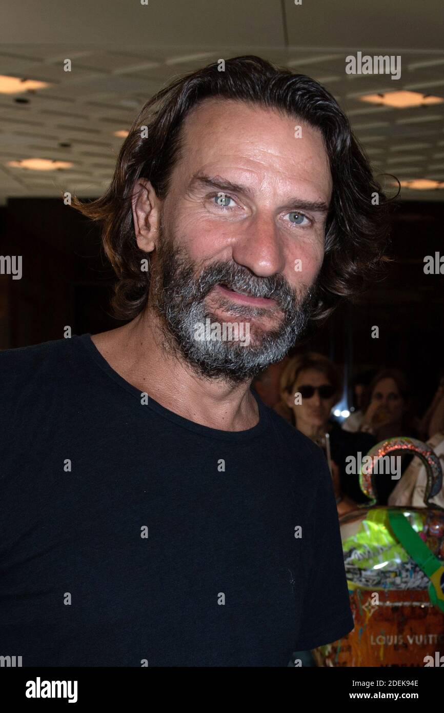 Frédéric Beigbeder participant à l'inauguration de l'exposition Fred ...