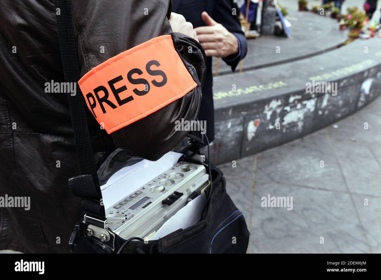 Journaliste reporter portant un bracelet de presse dans une interview ...