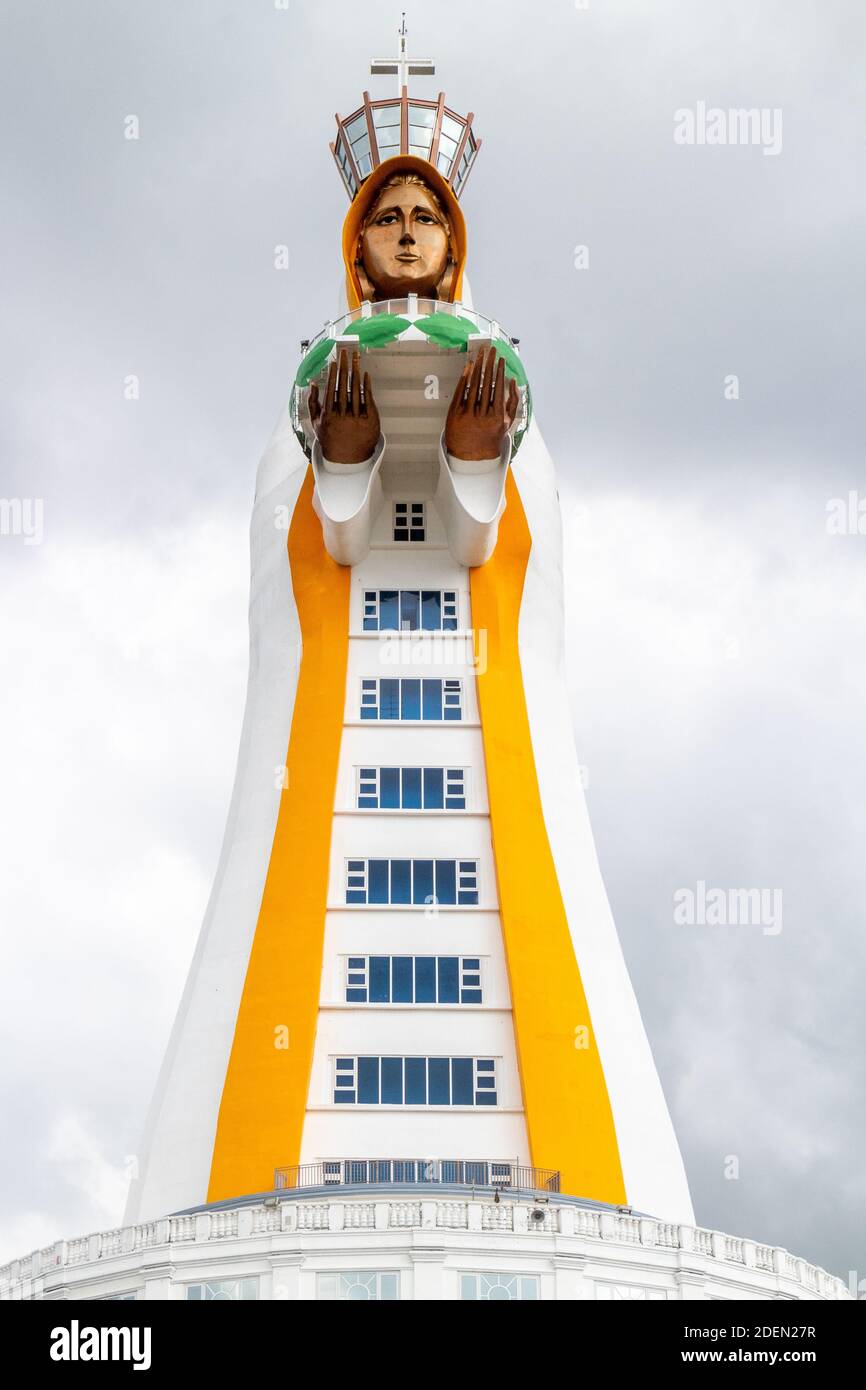 L'imposante statue mariale du Centre international de pèlerinage et de ...