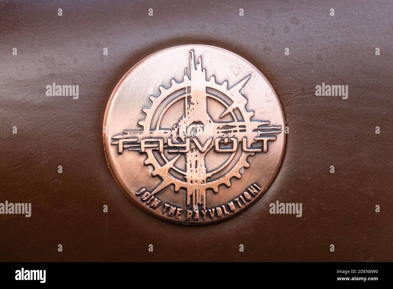 Emblème ou logo Rayvolt sur une moto électrique rétro de style vintage ...