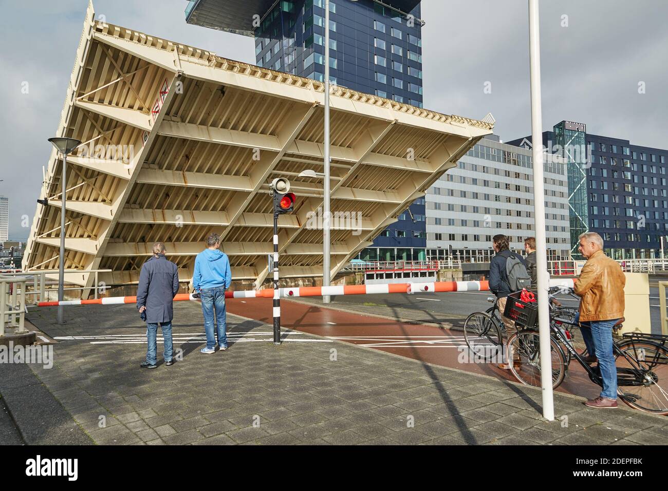 Navire et pont routier Banque de photographies et d’images à haute ...