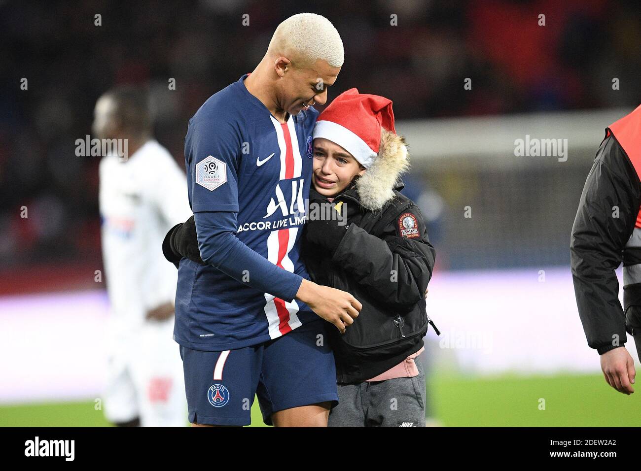 Kylian Mbappe de Paris Saint-Germain avec un enfant qui a envahi le ...
