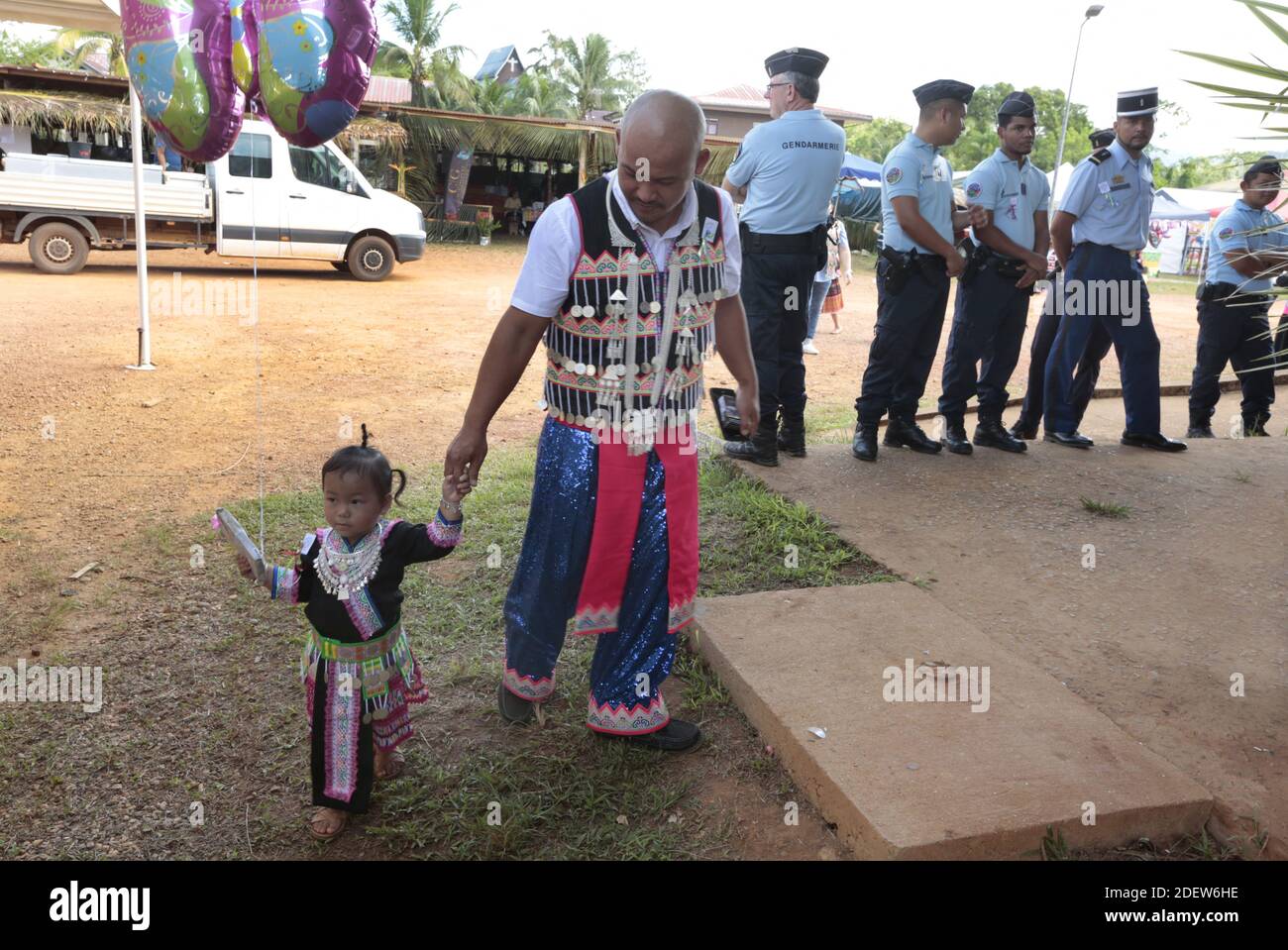 CACAO, GUYANE FRANÇAISE -NOVEMBRE 13: Nouvelle année avec la robe ...