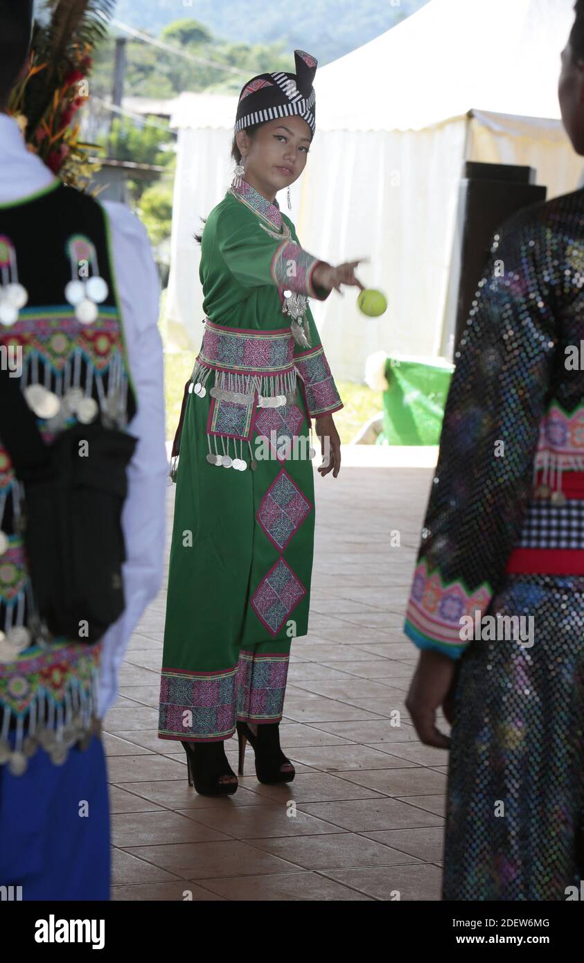 CACAO, GUYANE FRANÇAISE -NOVEMBRE 13: Nouvelle année avec la robe ...