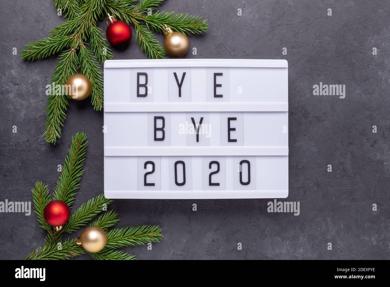 Visionneuse avec texte BYE BYE 2020 sur fond sombre avec décorations du ...