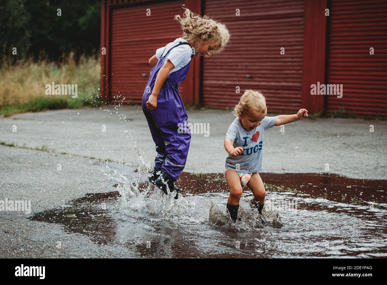 Enfant sautant dans une flaque d'eau Banque de photographies et d ...