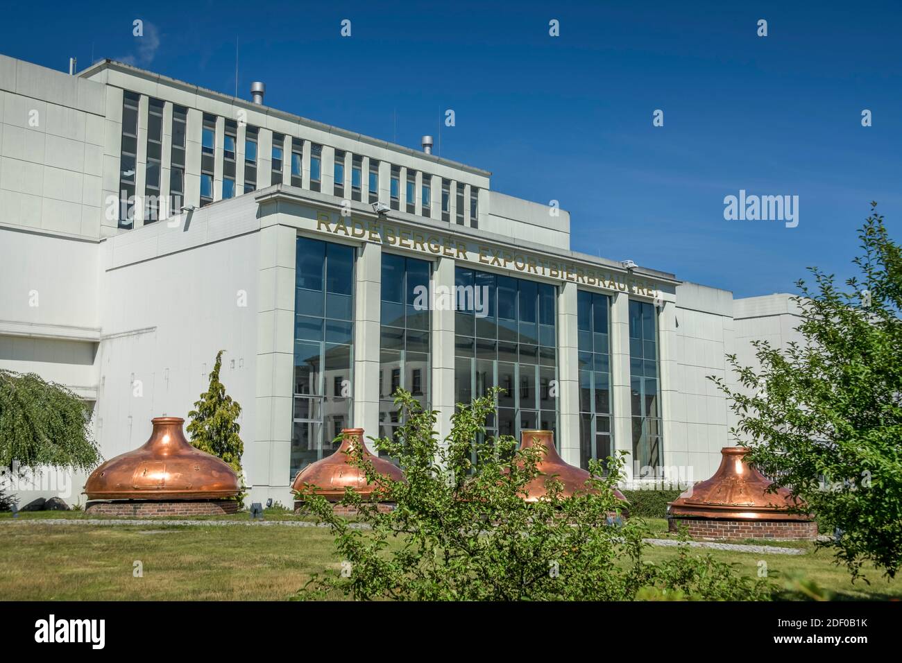 Radeberger bier Banque de photographies et d’images à haute résolution ...