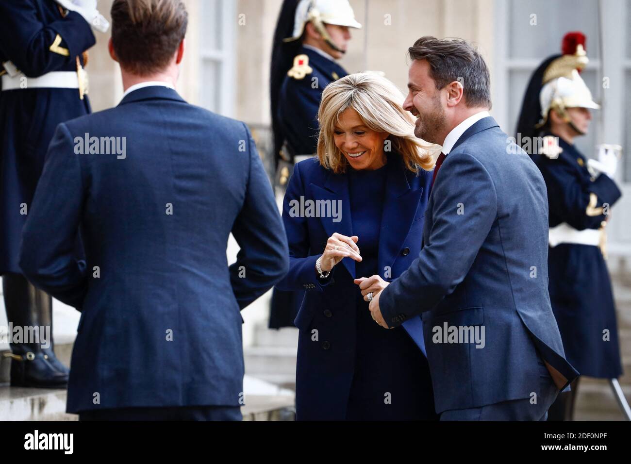 Le président français Emmanuel Macron et son épouse Brigitte ...