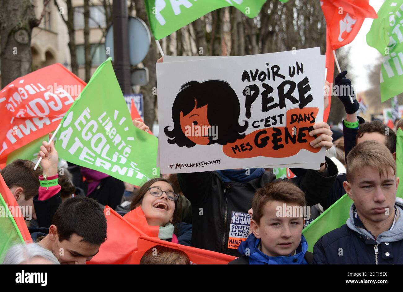 Les manifestants défilent à Paris pour le Manif pour tous ...