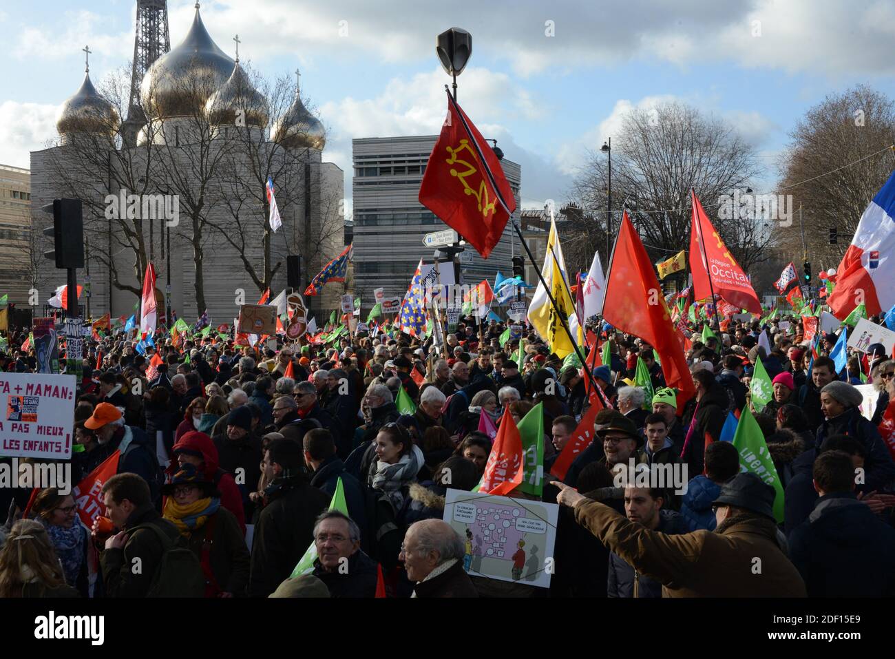 Les manifestants défilent à Paris pour le Manif pour tous ...