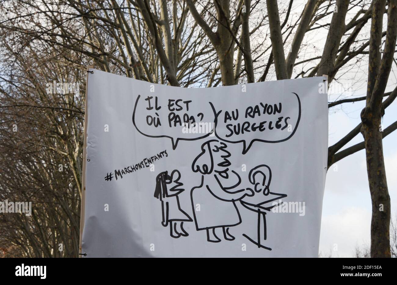 Les manifestants défilent à Paris pour le Manif pour tous ...