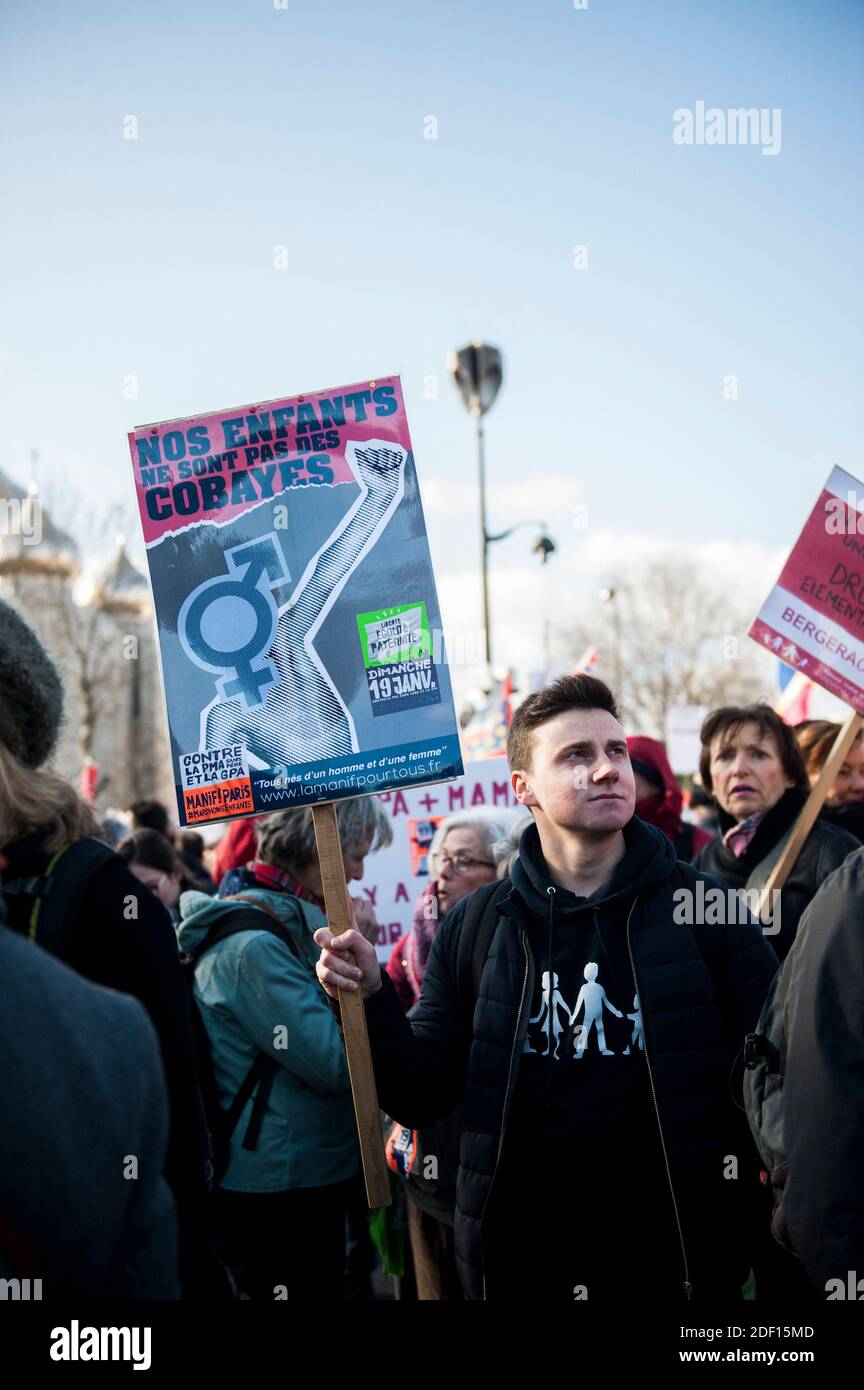 Les manifestants marchent à Paris pour le Manif pour tous ...