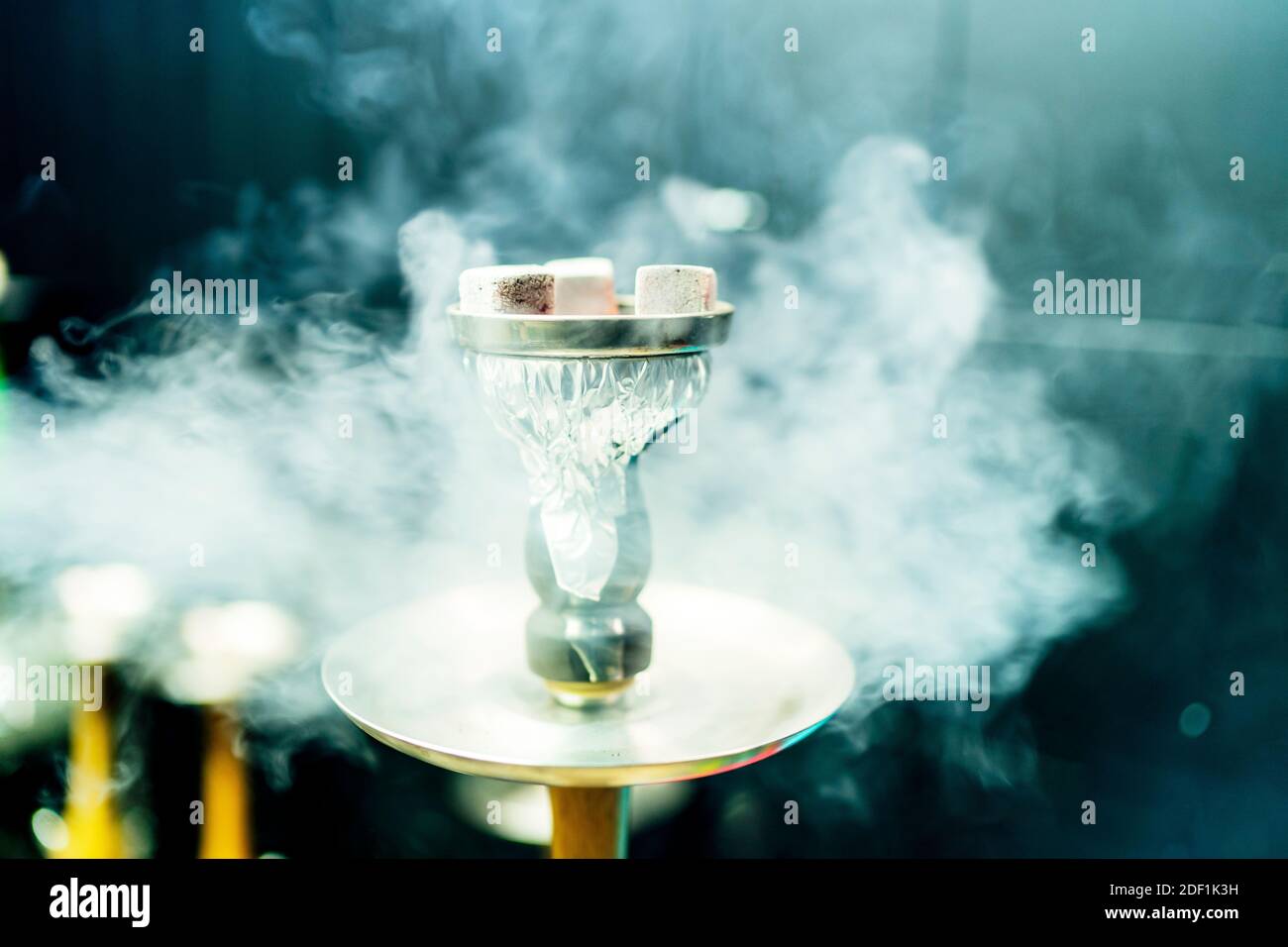 Fumer du charbon de bois Banque de photographies et d’images à haute ...