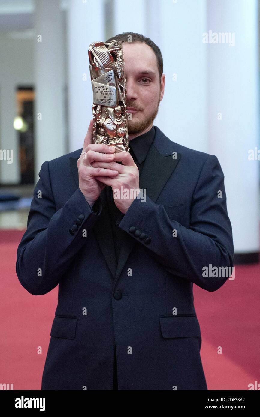Alexis Manenti pose avec le prix du meilleur Newcomer pour le film les ...