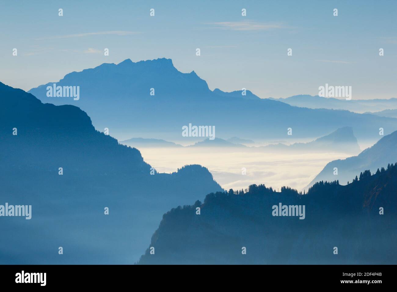 Muota valley Banque de photographies et d’images à haute résolution - Alamy