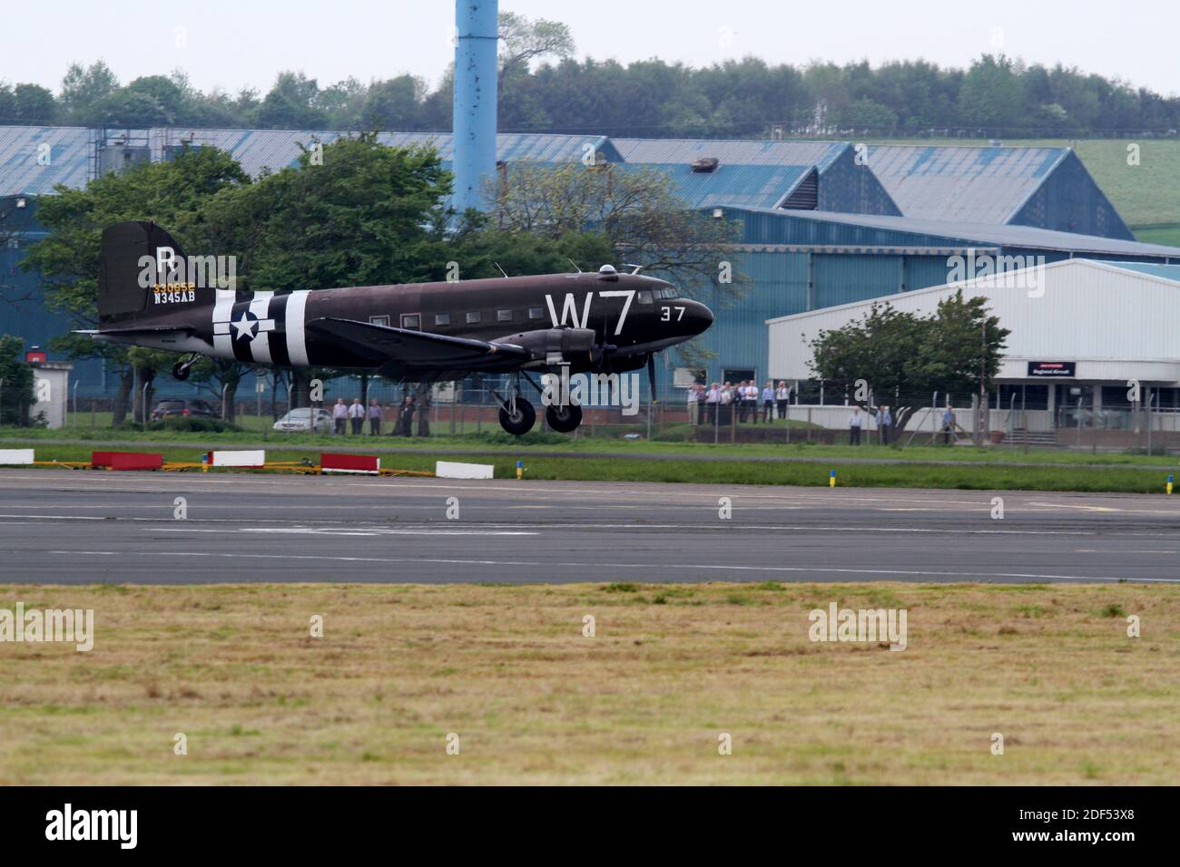 WW2 Dakota Whiskey 7 à l'aéroport de Glasgow Prestwick, Ayrshire ...