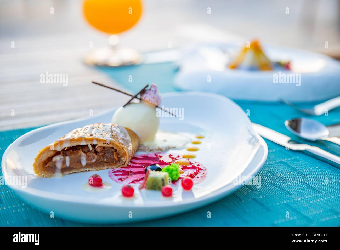 Plat à manger dîner élégant. Cuisine gastronomique assiette repas luxe ...