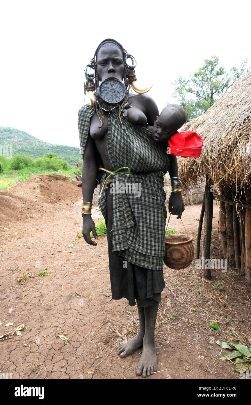 Mursi baby Banque de photographies et d’images à haute résolution - Alamy
