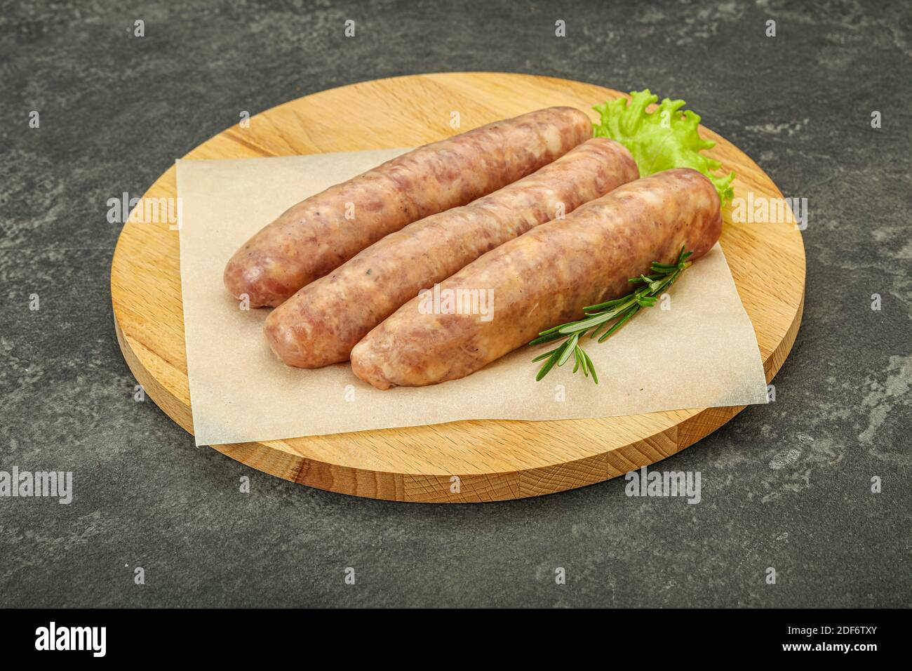 Saucisses de viande de porc crues pour le romarin servi au gril Photo Stock - Alamy